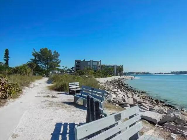 $2,400 2 Bedroom 1 Bathroom House In Pass a Grille Just Step.