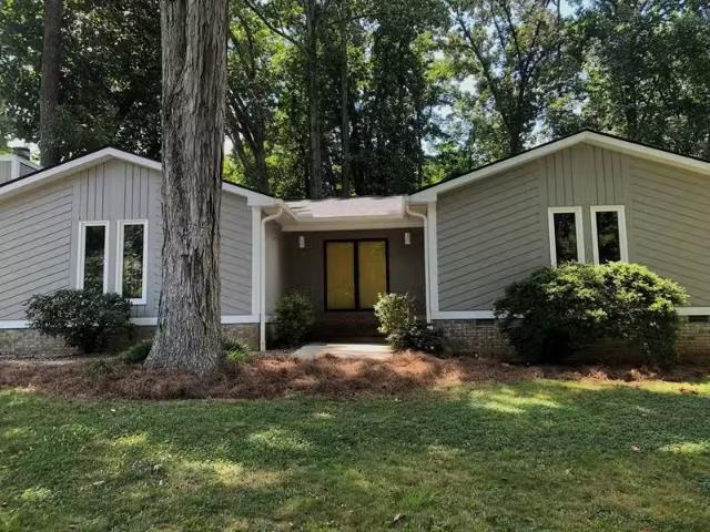 $2,400 3 Bedroom 2 Bathroom Updated Ranch Walkable to Downto.