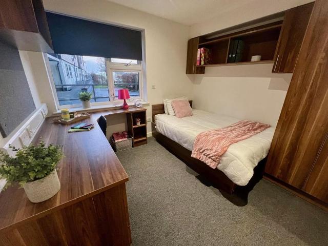 2 4 Plymbridge Lane 17, Plymouth PL6 8 bed flat to rent £4,507 pcm £1,040 pw