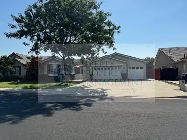 $2,595 4 Bedroom 2 Bathroom House In Clovis With Great Ameni.