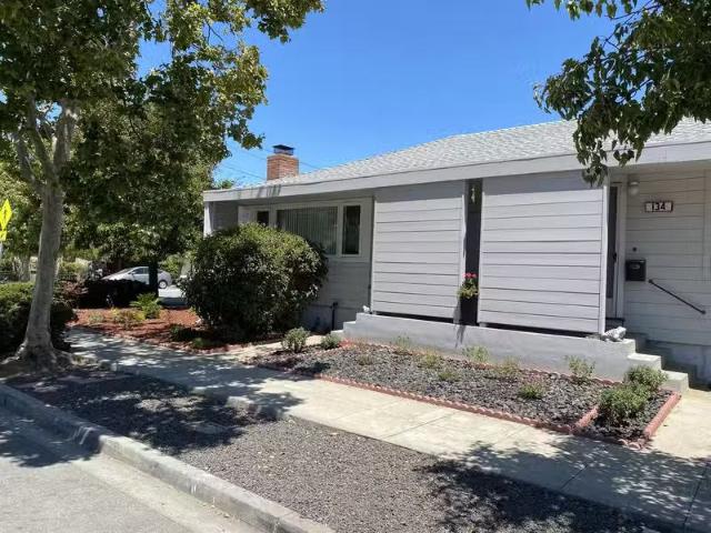 $2,595 Remodeled Duplex/Townhouse With Large Landscaped & Pr.
