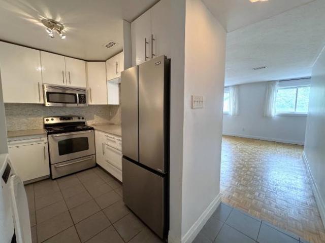 2.5 Br, 1 bath, Apartment 1175 Queen St E