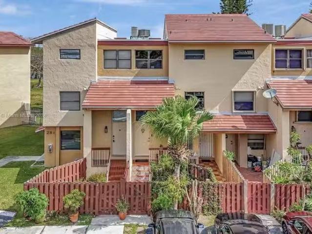 $2,600 2 Bedroom 2.5 Bathroom Townhouse In Miami With Great.