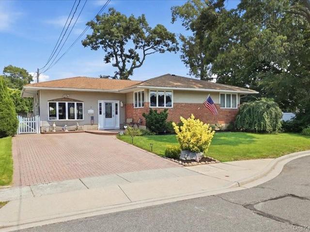 2 6th Ave, Farmingdale, NY 11735