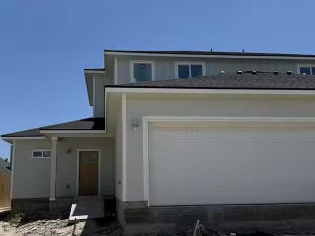 $2,750 3 Bedroom 2.5 Bathroom Duplex On the Island 15438 Cr.