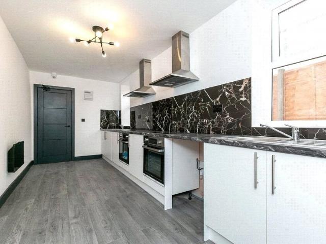 2, 83 Brighton Road, Redhill