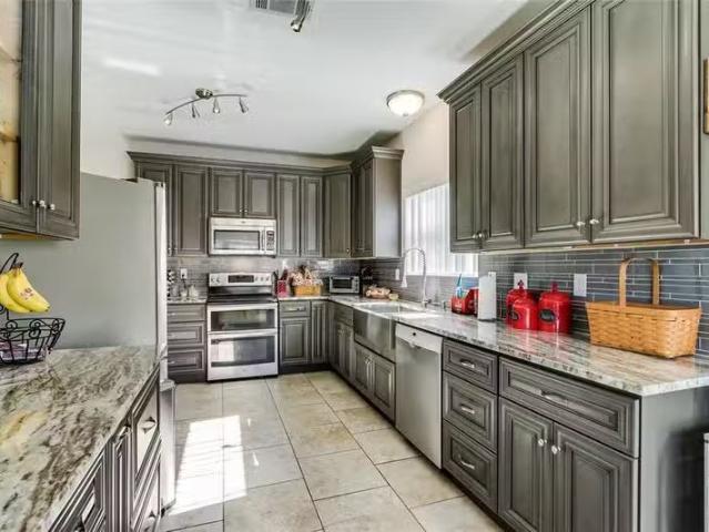 $2,995 Updated High Ceiling 4 Bd/3.5 Bath 2 full baths upst.