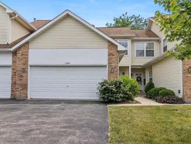 $2,900 3 Bedroom 2.5 Bathroom Townhouse In Lake Bluff With G.