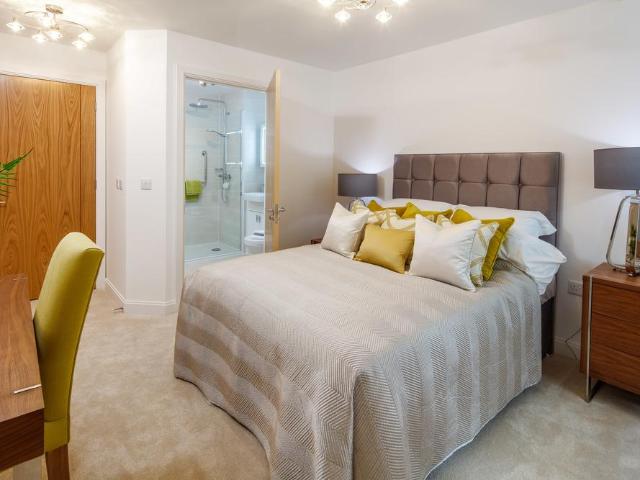 2a Addington Road Sanderstead, South. 2 bed retirement property to rent £2,900 pcm £669 pw