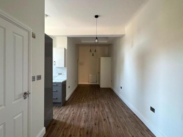 2a High Street, London 2 bed flat to rent £1,850 pcm £427 pw