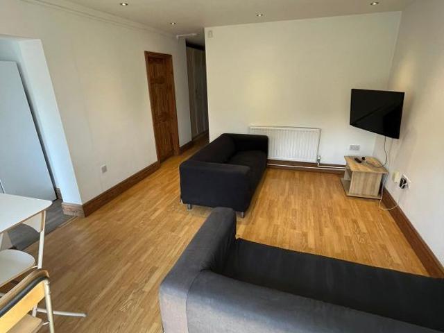 2a Outwoods Avenue Huge Garden & DrivewayLoughborough
