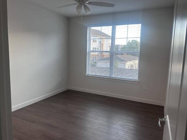 2B2B 1300SQFT looking 4 1 roommate