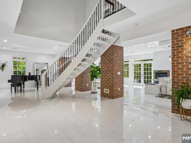 2B Paris Avenue