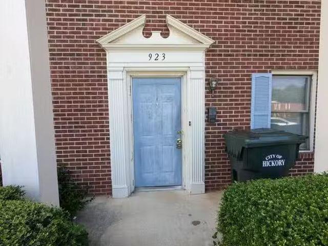 2BD/1.5BA Townhome in Hickory 923 12th Street Pl Ne
