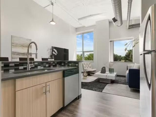 2bd/2ba 1000 The Shoreline