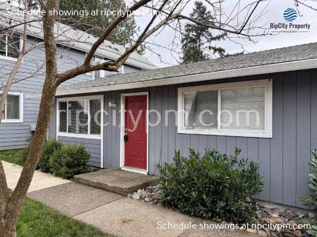 2BD Duplex with Fenced Yard. Fireplace, W/D & Parking
