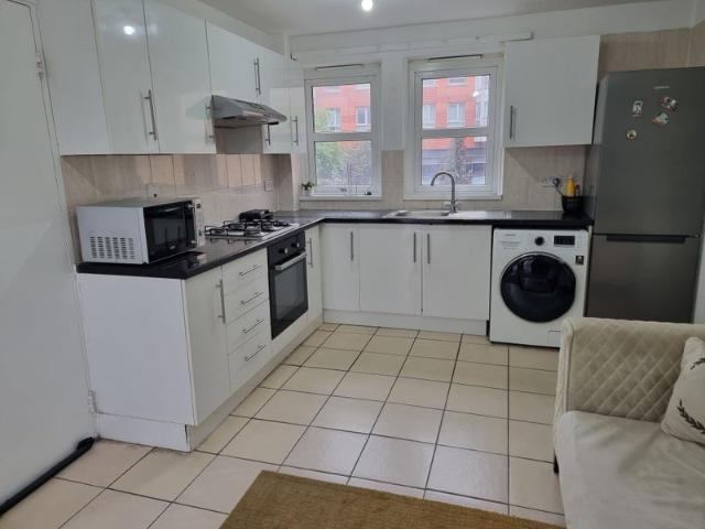 2bedromms,separate kitchen dining room, separate r