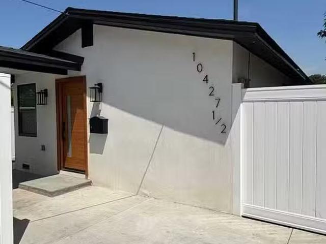 2BR/1.0BA 10427 Beach St