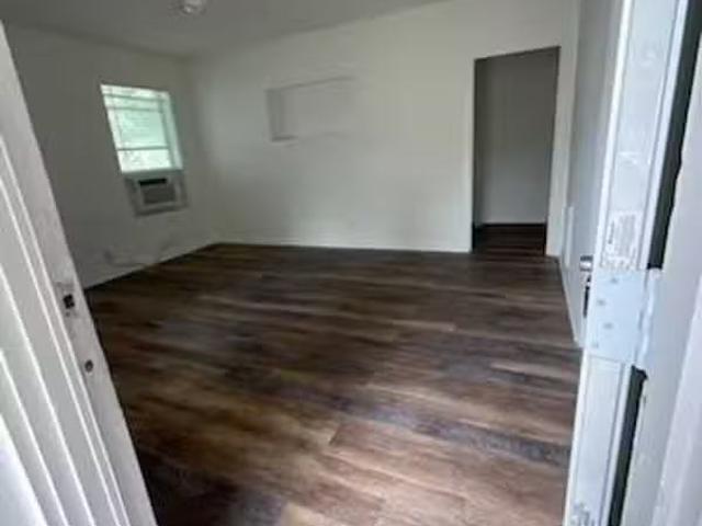 2BR/1.0BA 306 314 N Lakeside Ct