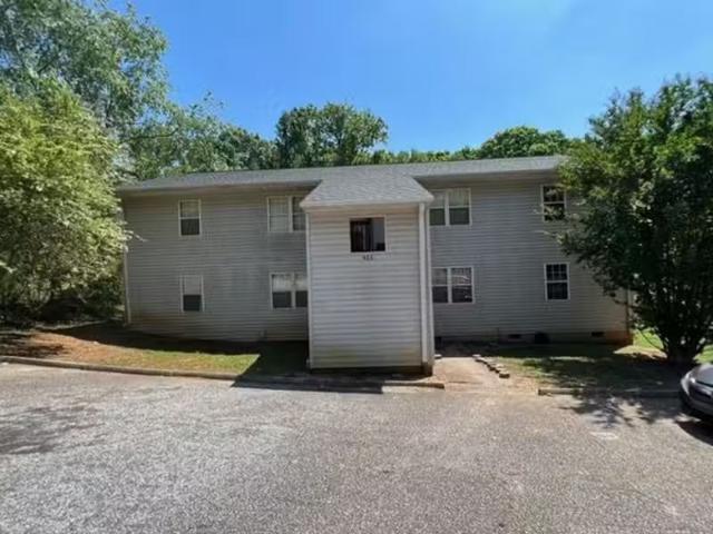2BR/1.0BA This spacious unit of a Quadplex has 2 BR and 1 Ful.