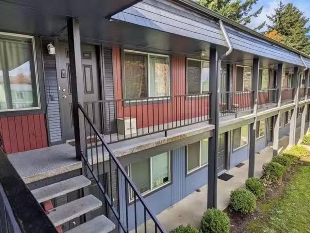 2BR/1.0BA Cully Park Apartments