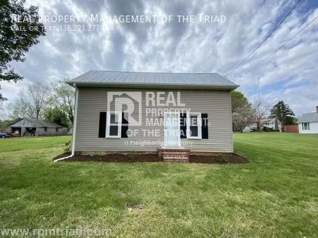 2BR/1BA W/Loft in Walkertown! 3076 Main St