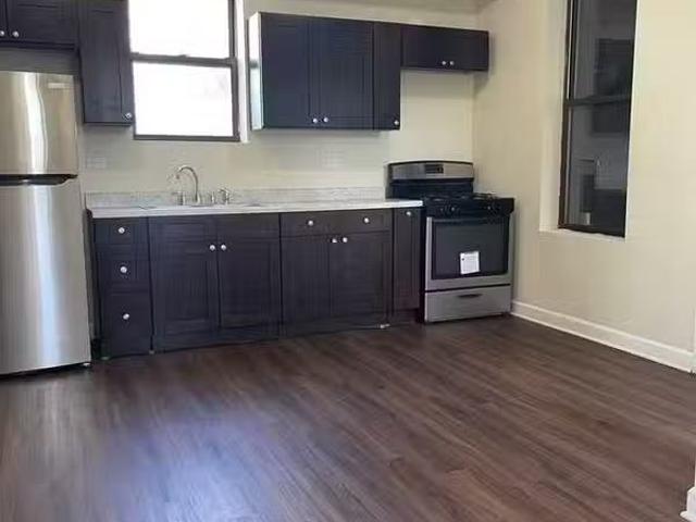2BR/2.0BA 3042 W. Cullerton St