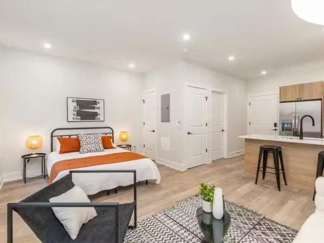 2BR/2.0BA Chelten Terminal