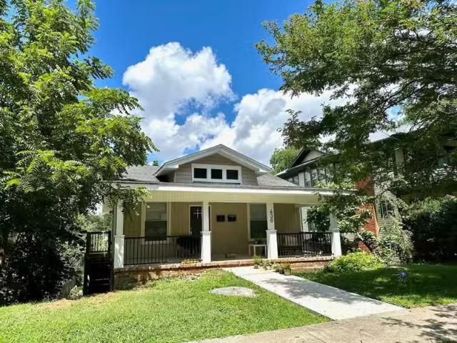2BR/2.0BA Don't miss out living on the Tree Streets!