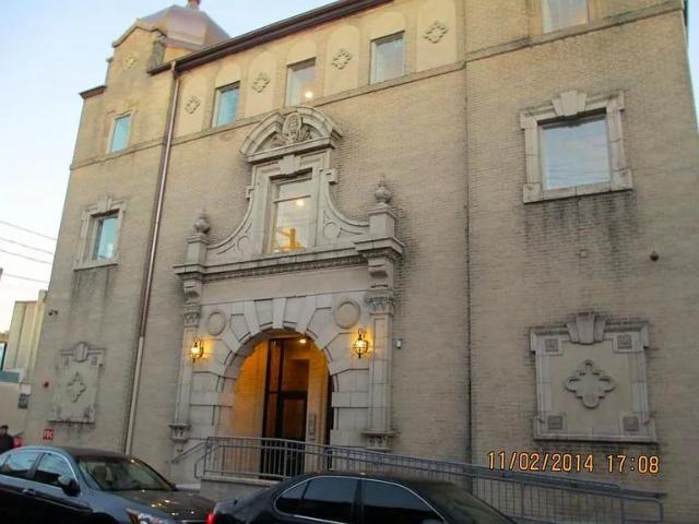2br2b room opening off south street