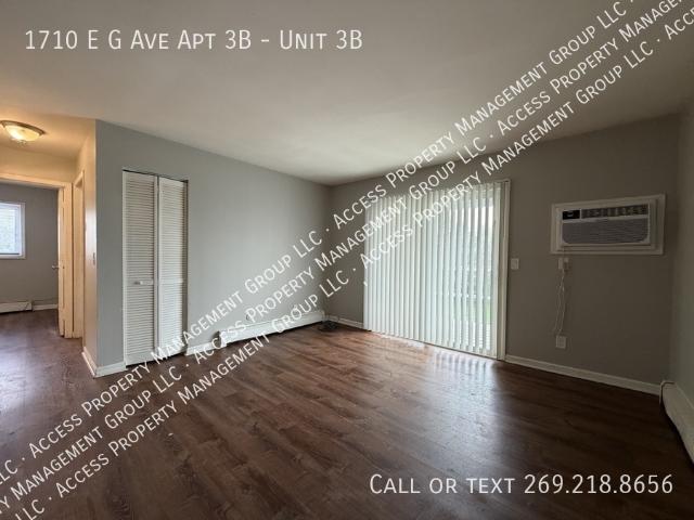 2BR Apt top floor with balcony!