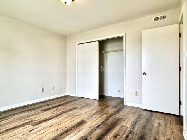 2BR Apartment in Downtown Burgaw just across from Burgaw Middle School! $1,100/month Pet friendly!