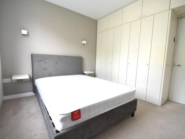 2HT Stunning 3 Bed, 3 Bath Flat