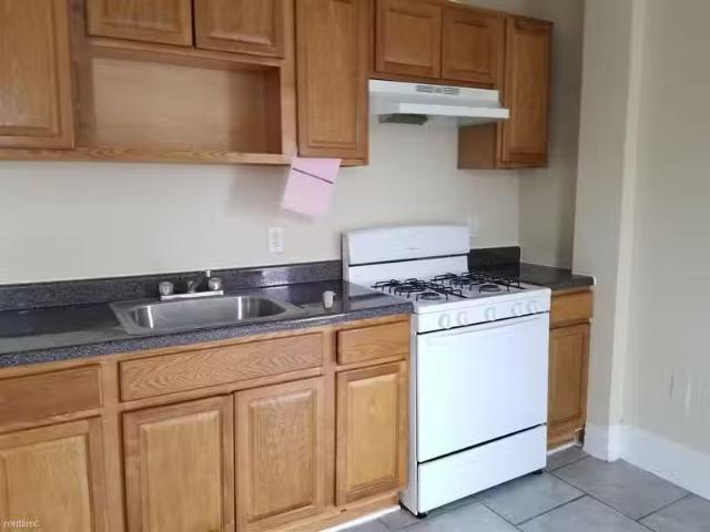 2L 122 Derby Ave