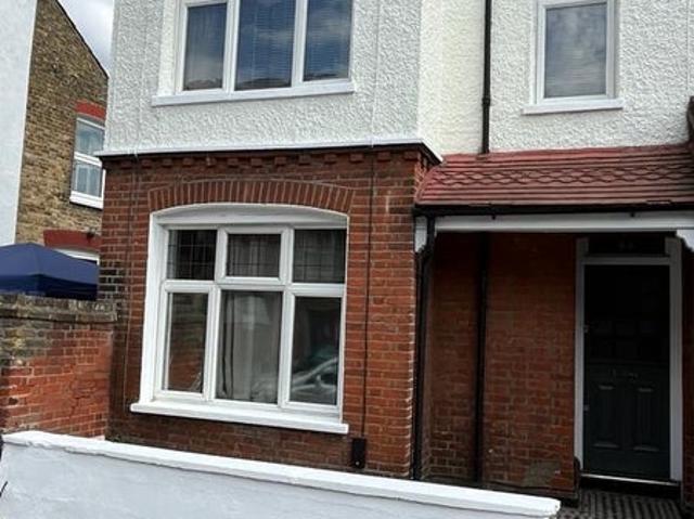 2mins walk Tooting Broadway tube northern li