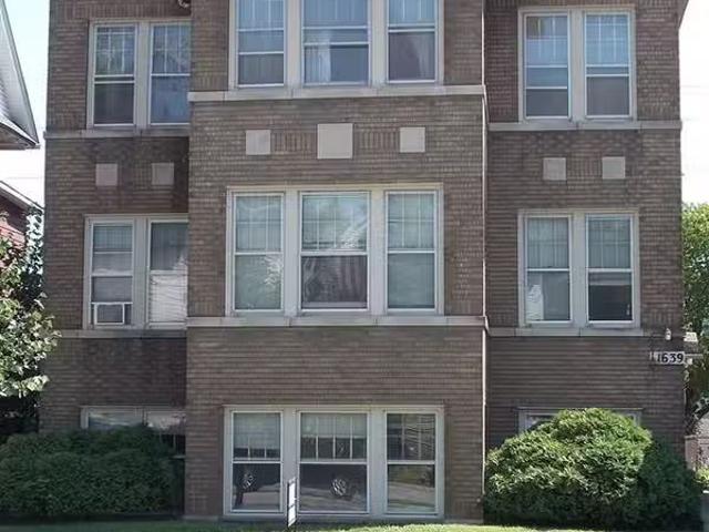 2nd Floor 1,000 sq ft 2 Bedroom Apartment With Sun Room 1639.