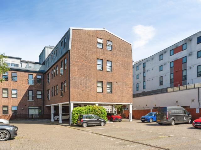 2nd Floor 2 Double Bedroom Flat in Central Camberley