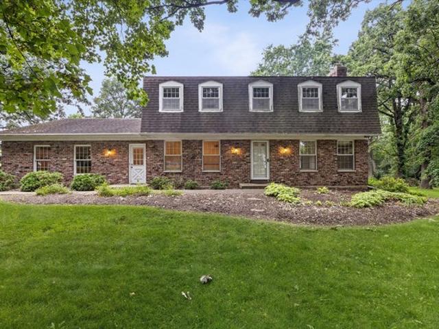 2S730 White Oak Ln, Batavia, IL 60510