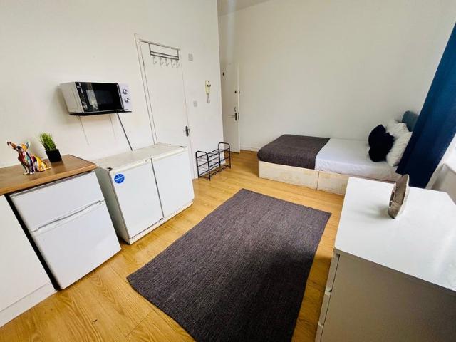 ️ 2X Self Contained Studios in Stamford Hill