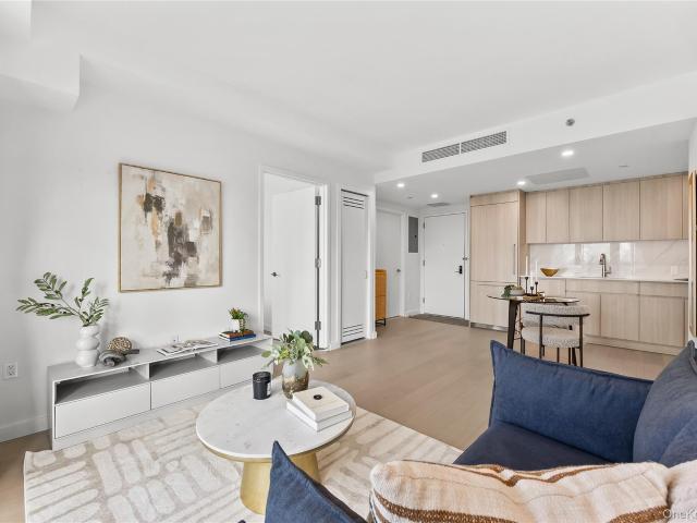 33 71 Prince St 8J