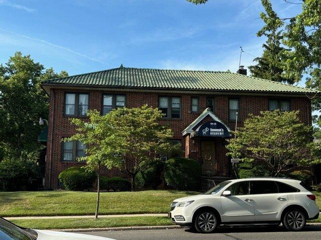 33 81 St, Flushing, NY 11358