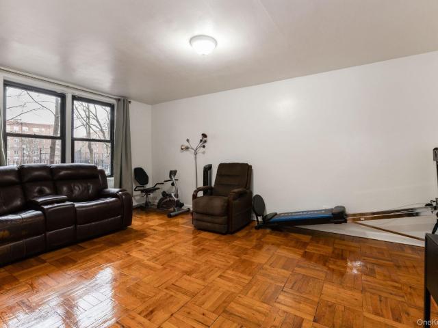 33 24 Junction Boulevard 1R