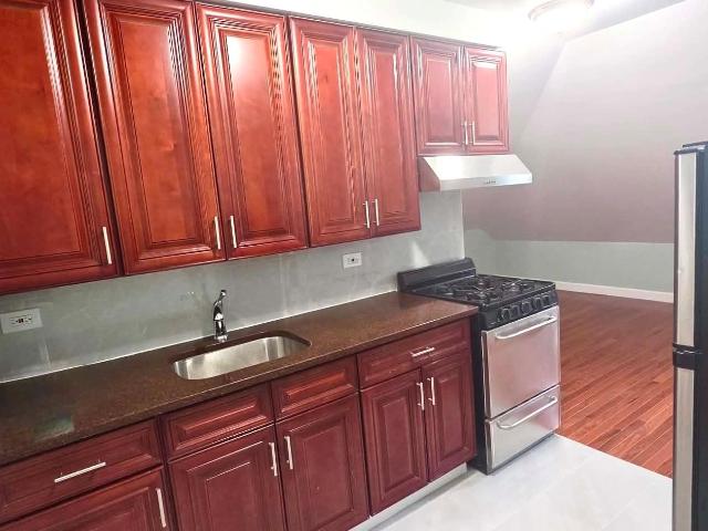 33 30 89th Street 3