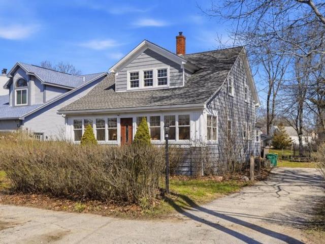 33 Walnut St, Rochester, NH 03867