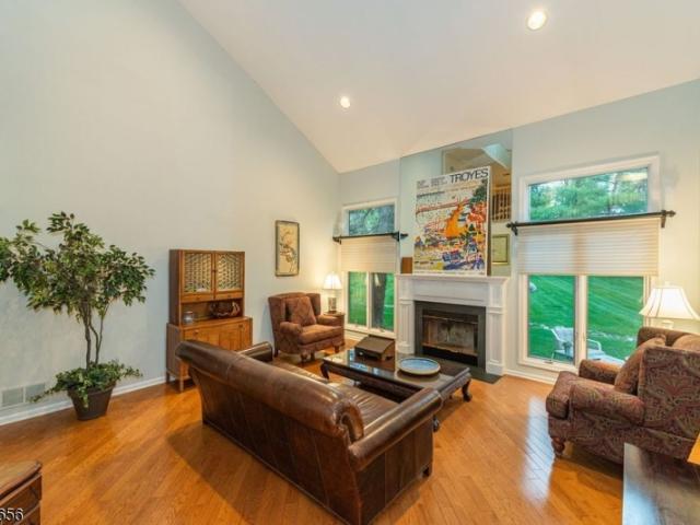 33 Waterford Dr
