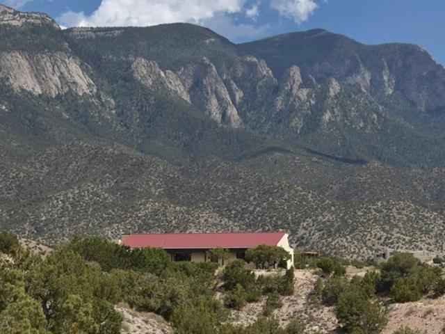 33 Yucca Ln, Placitas, NM 87043