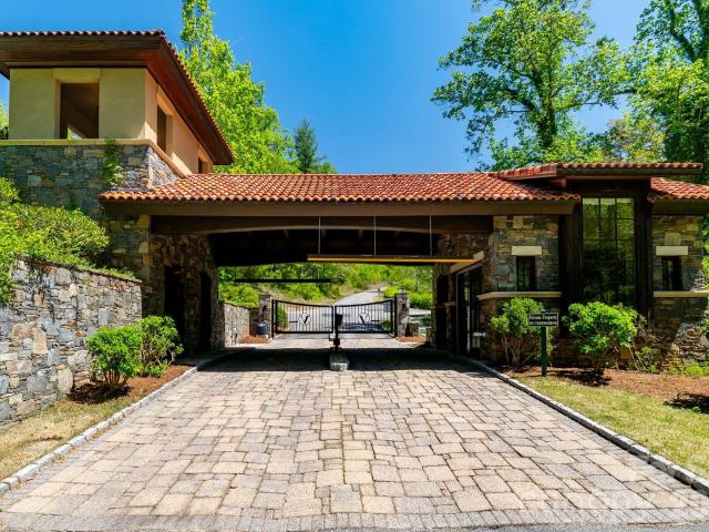 33 Bent Branch Ln, Asheville, NC 28804 | MLS #4375 | Compass