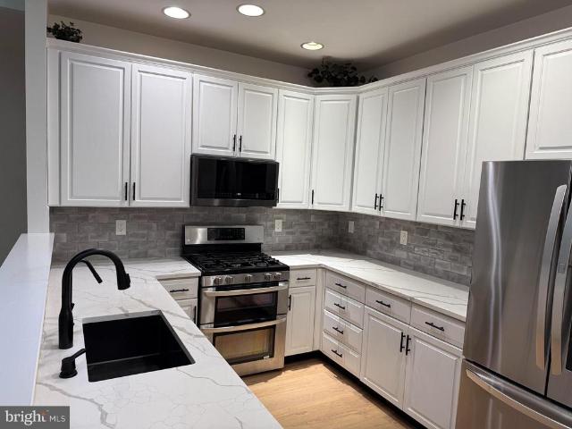 33 Brownstone Road
