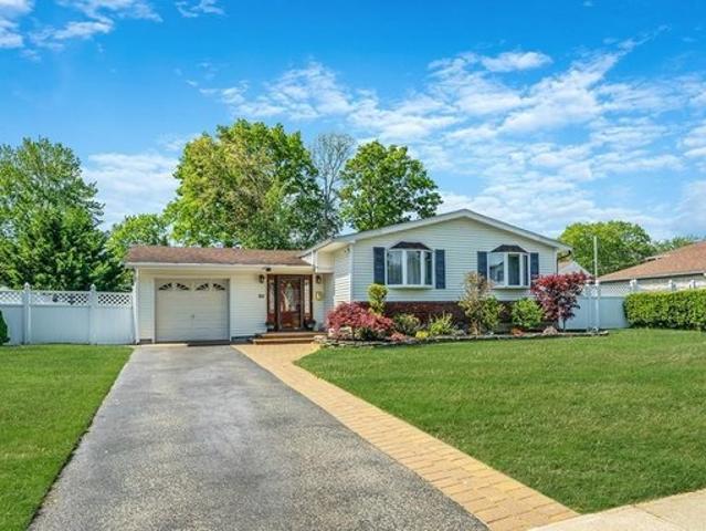 33 Brilner Dr, Smithtown, NY 11787