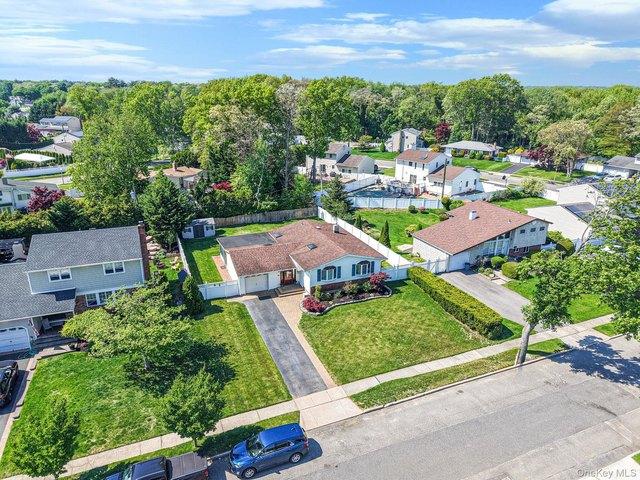 33 Brilner Dr, Smithtown, NY 11787